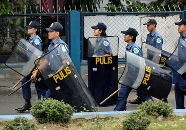 Philippine Police Kill 32 in 'Shock and Awe' Drug Raids — Naharnet
